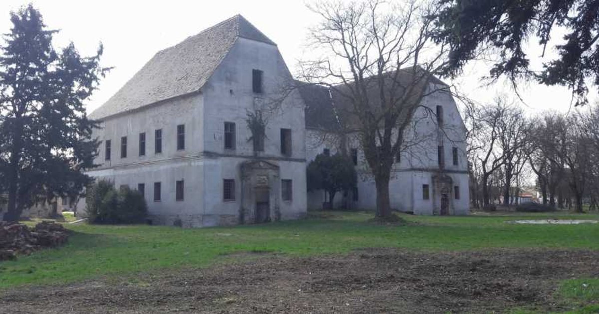 FOTO Mitropolia Banatului ţine de zece ani în ruină Castelul de la ...