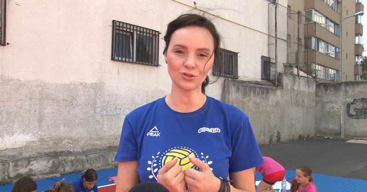 Tabără de terapie prin volei pentru copii, la Brașov. Ce îi învață ...