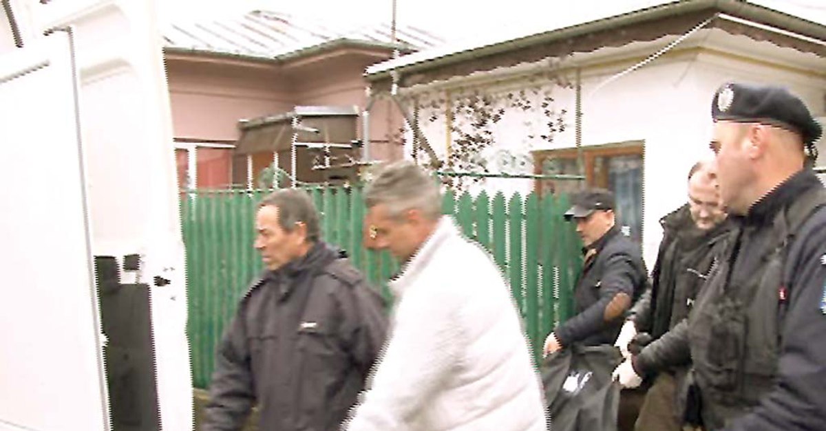 Şi-a tăiat gâtul cu flexul ca să nu fie evacuat