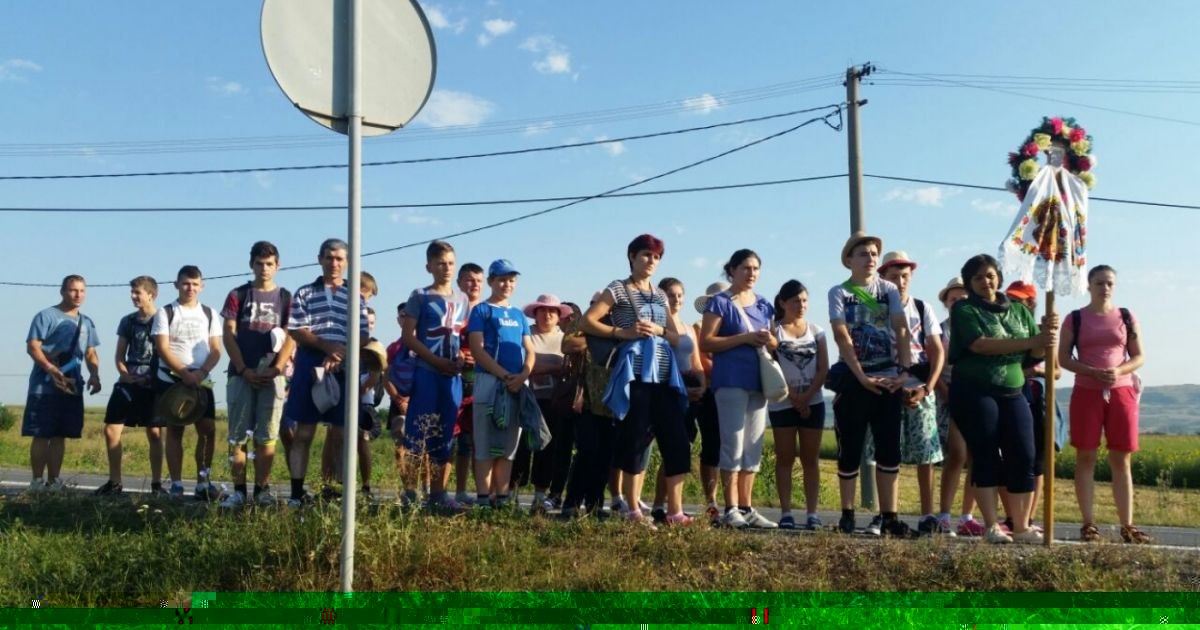 FOTO Din satul lui Coposu, pe jos, până la Nicula. Sacrificiul pe care ...