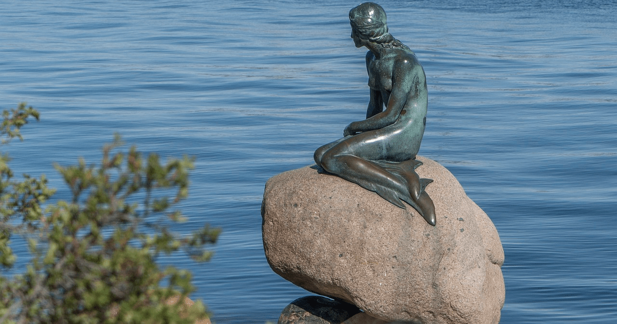 Statuia Micii Sirene din Copenhaga, vandalizată: Un steag rusesc ...