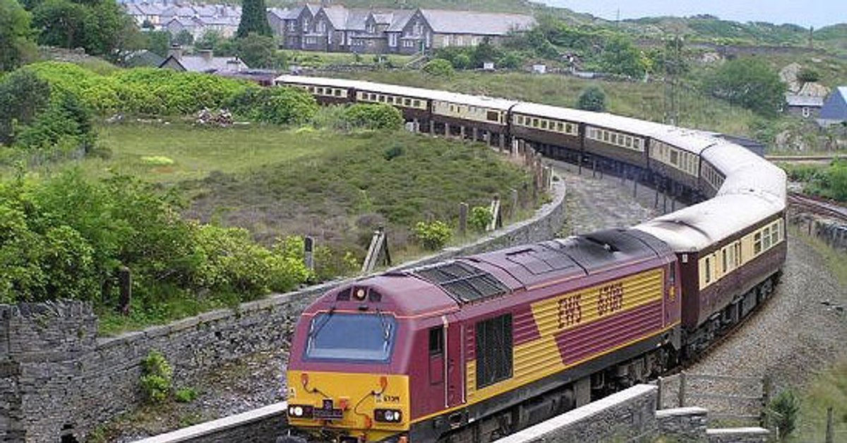 Un tren a luat foc în Hunedoara! Traficul feroviar a fost blocat