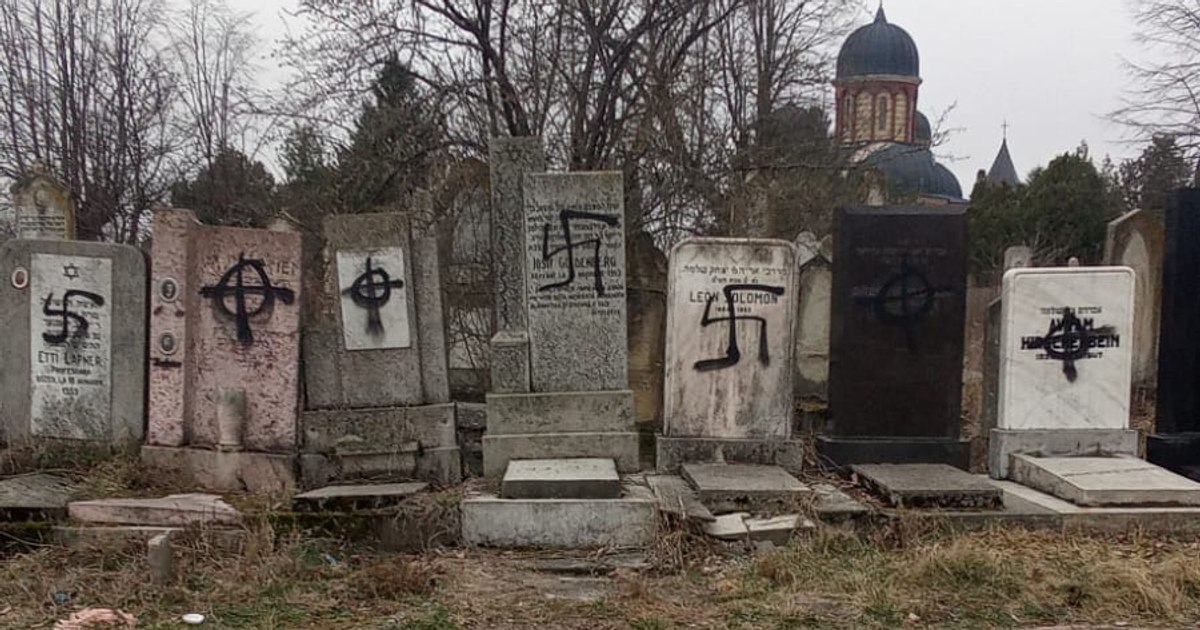 Imagini cu cimitirul evreiesc din Bacău vandalizat de un tânăr ...