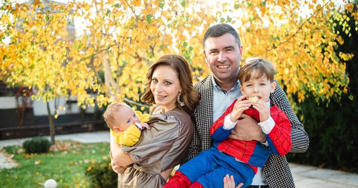 Prezentatoarea TV Eli Roman şi-a botezat în weekend mezinul FOTO