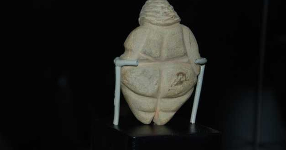 Prima statuetă de tip Venus găsită în România. Este considerată cea mai ...