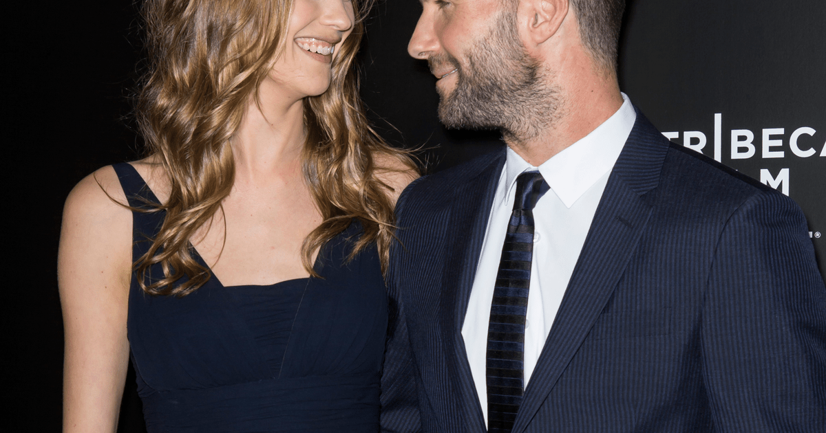 De ce mai stă Behati Prinsloo cu Adam Levine după ce-a înșelat-o?