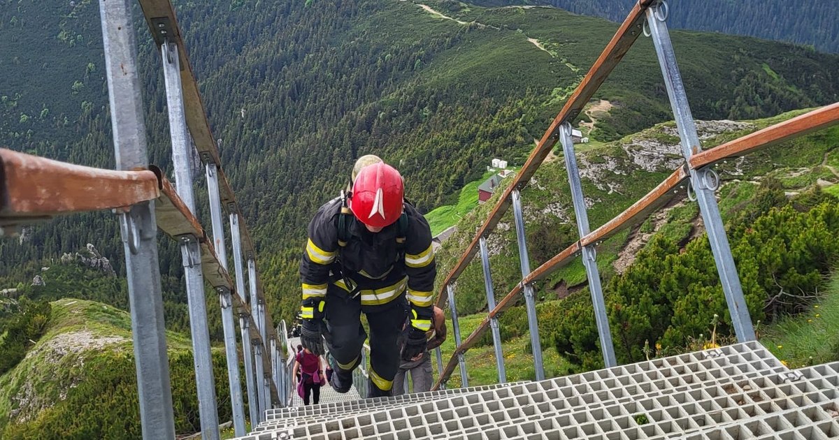 Scafandru, primul pe treptele care urcă spre nori. Scări pe Toaca, o ...