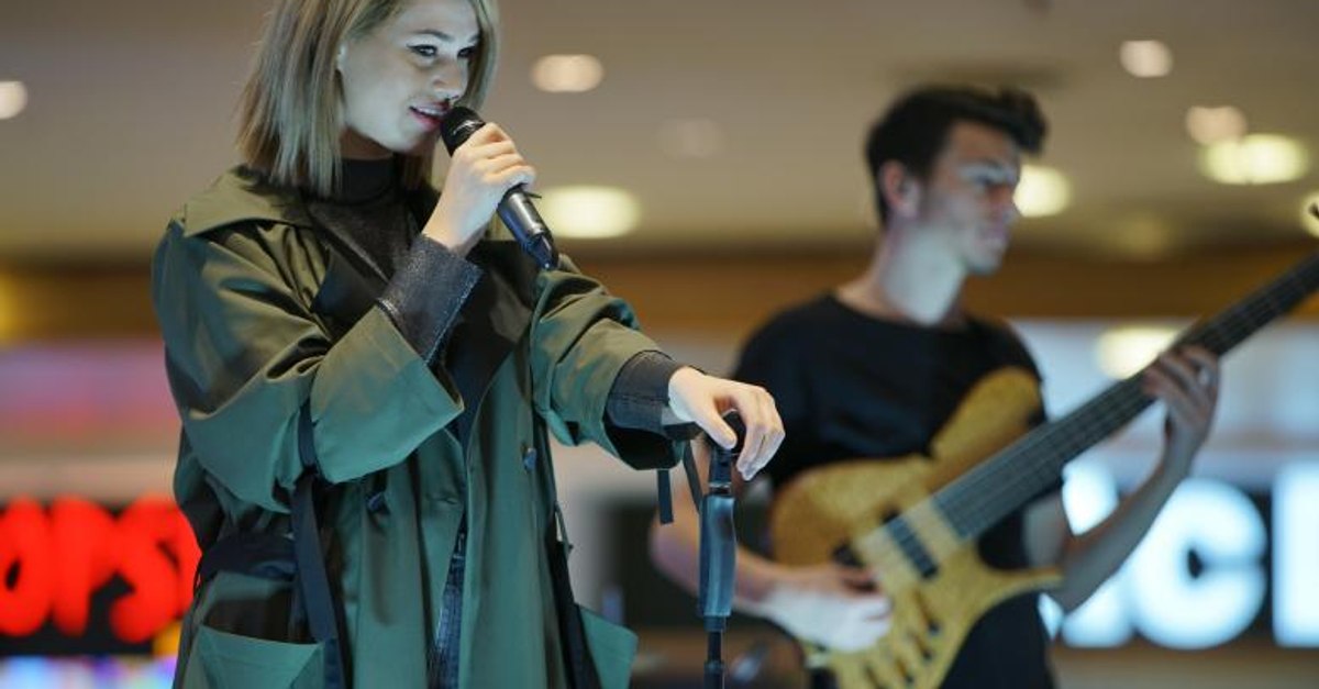 Digi FM Pop Up-Cântare surpriză cu Feli