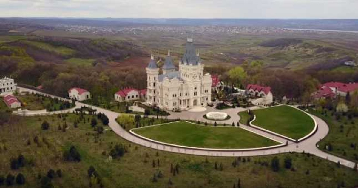 VIDEO Castelul lui Anatol Stati, situat în apropiere de Chişinău ...