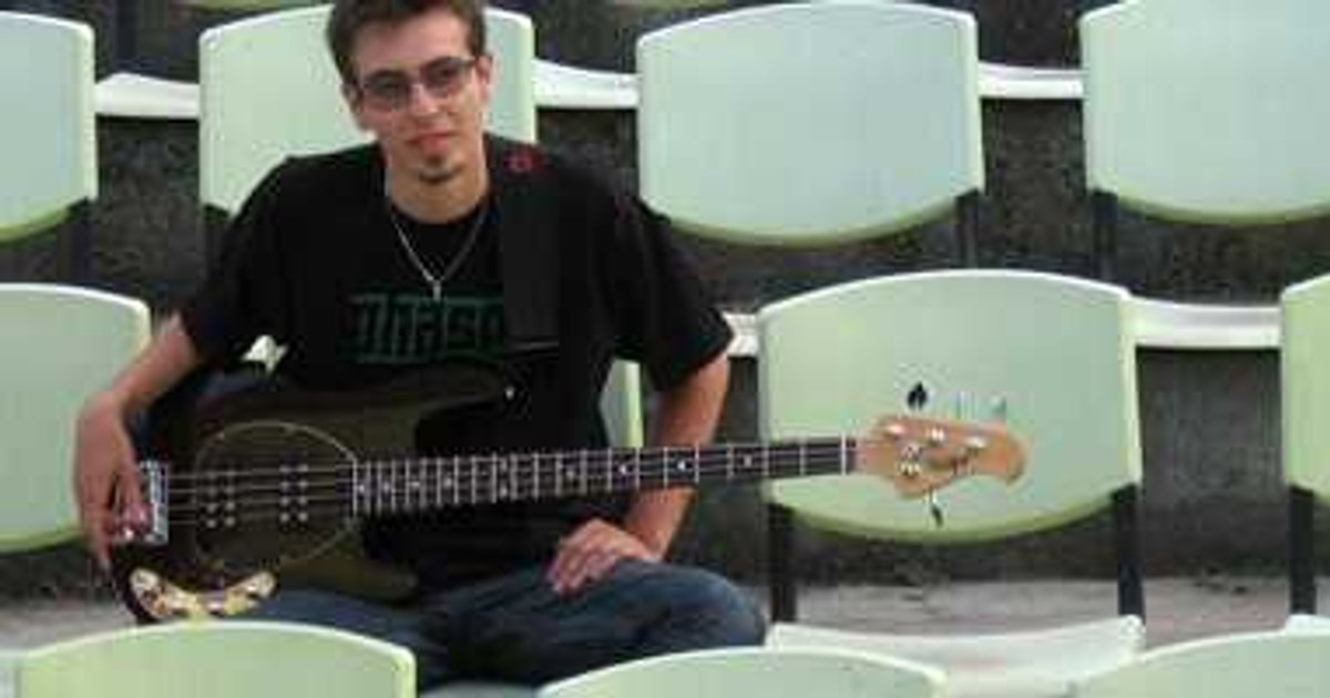 Reşiţa: PORTRET / Radu Racz s-a împrumutat pentru prima chitară ...