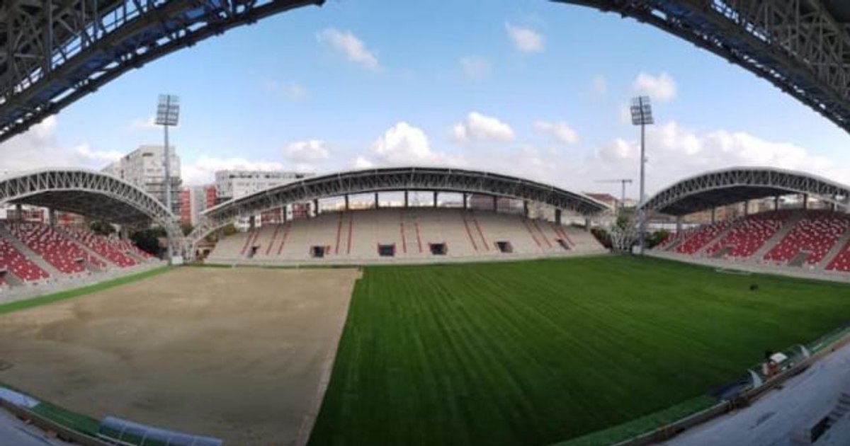 Se pune gazonul pe noul stadion „Francisc Neumann” din Arad. Arena va ...