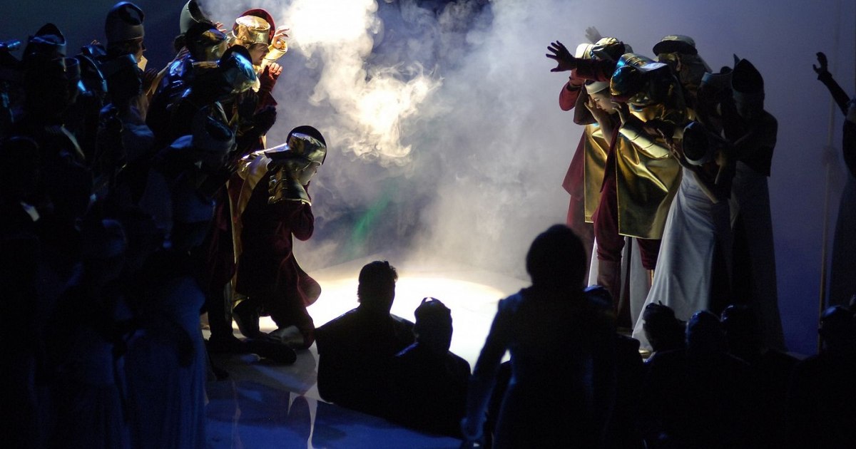 Unul dintre cei mai importanţi dirijori greci, la pupitrul Operei ...