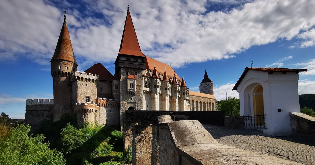 Castelul Corvinilor va fi restaurat complet. Lucrările îi vor reda ...