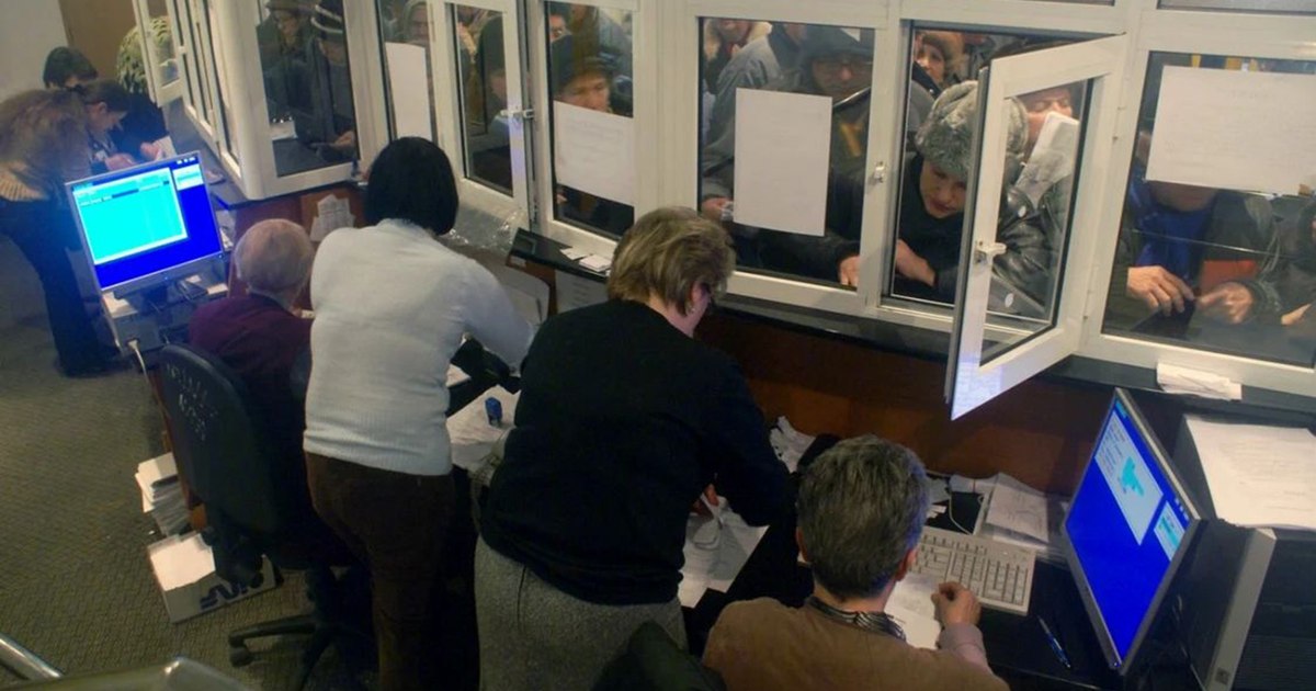 Cum arată munca la stat: superbugetarul trecut cu 49 de ore lucrate ...