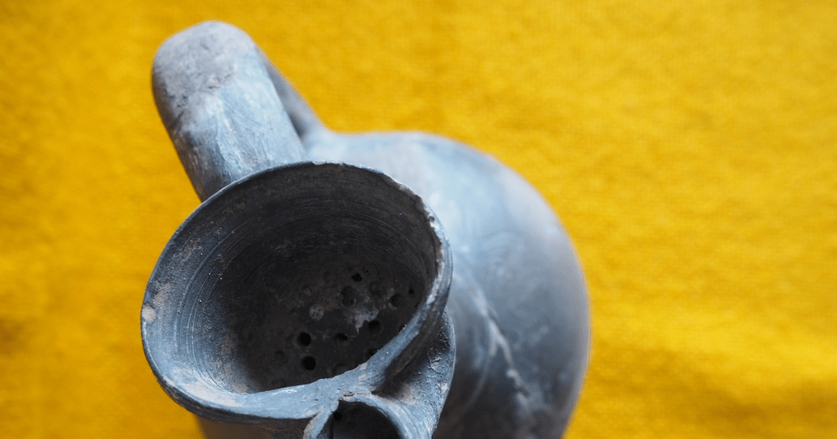 Ulcior de lut descoperit la Cetatea Chioarului, exponatul săptămânii la ...