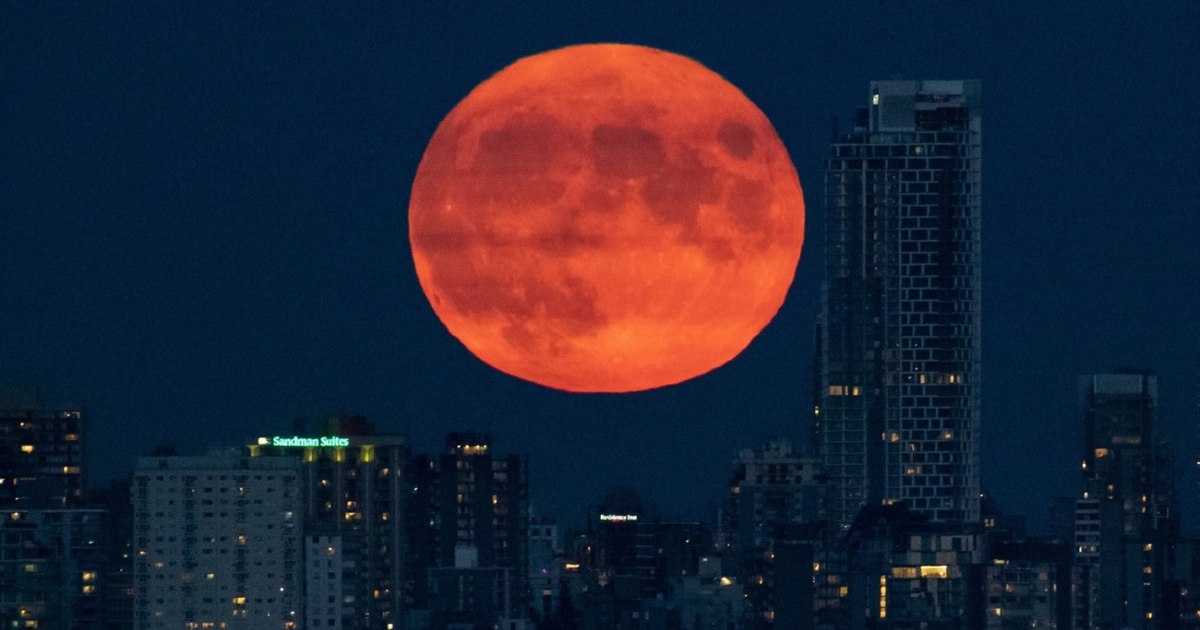 Luna va deveni roşiatică în timpul eclipsei totale din noaptea de ...