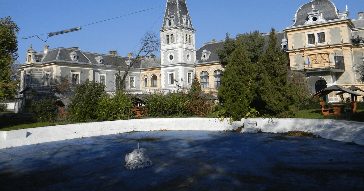 Palatul şi parcul de la Macea, Arad