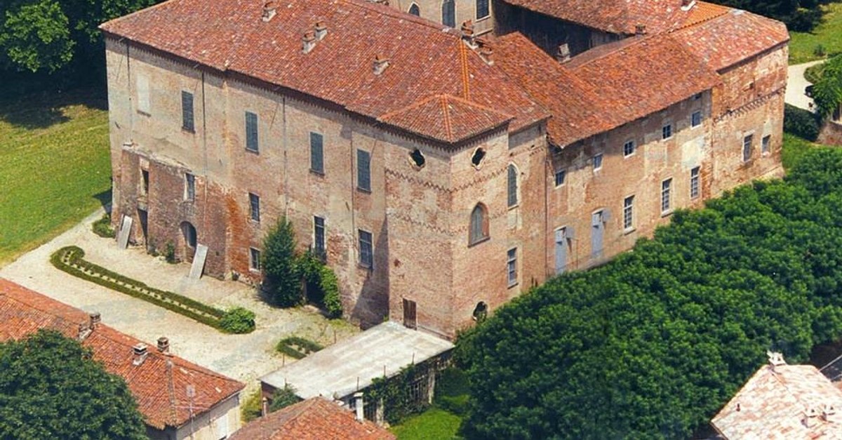 O tânără trăiește într-un castel medieval bântuit. Ce experiențe ...