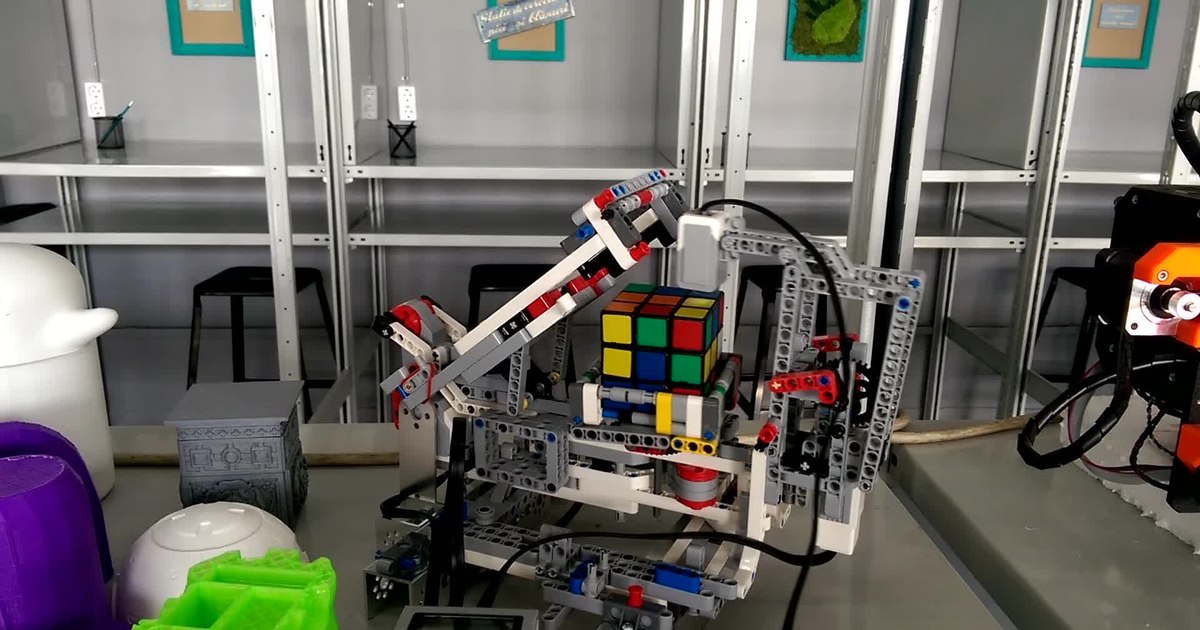 Robot care rezolvă cubul Rubik | adevarul.ro