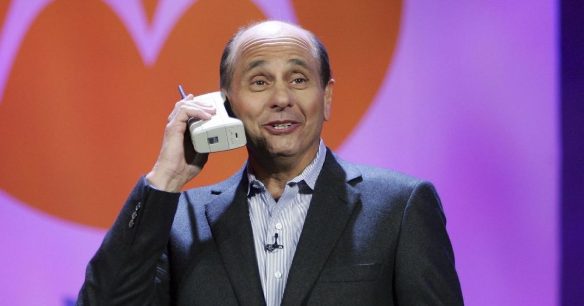 Primul telefon mobil din lume - cum arăta şi cât a costat. „Cărămida ...