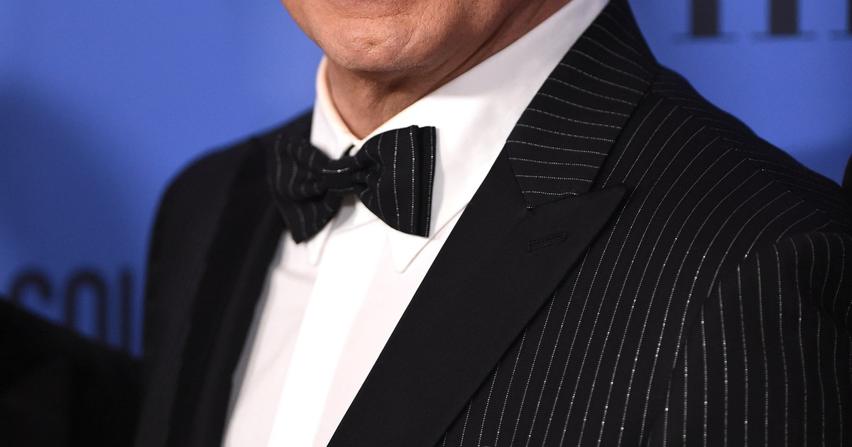 Nu mai arată deloc aşa! John Travolta s-a tuns „castron” şi este de ...