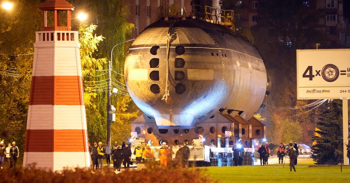 Primul submarin nuclear sovietic, transportat pe străzile din Rusia. Va ...