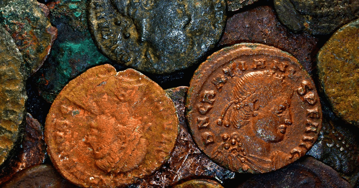 Un vas plin cu monede romane, descoperit într-o pădure din Prahova