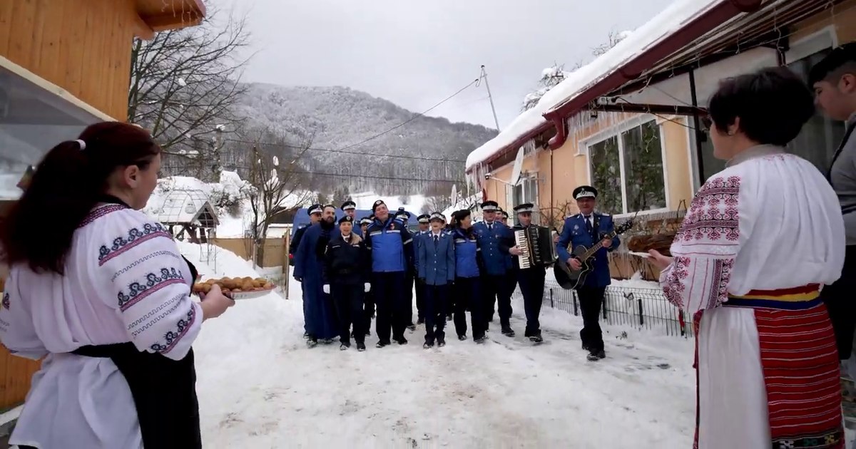 Colindul jandarmilor din Brașov. Corul Corona, filmat într-o zonă ...